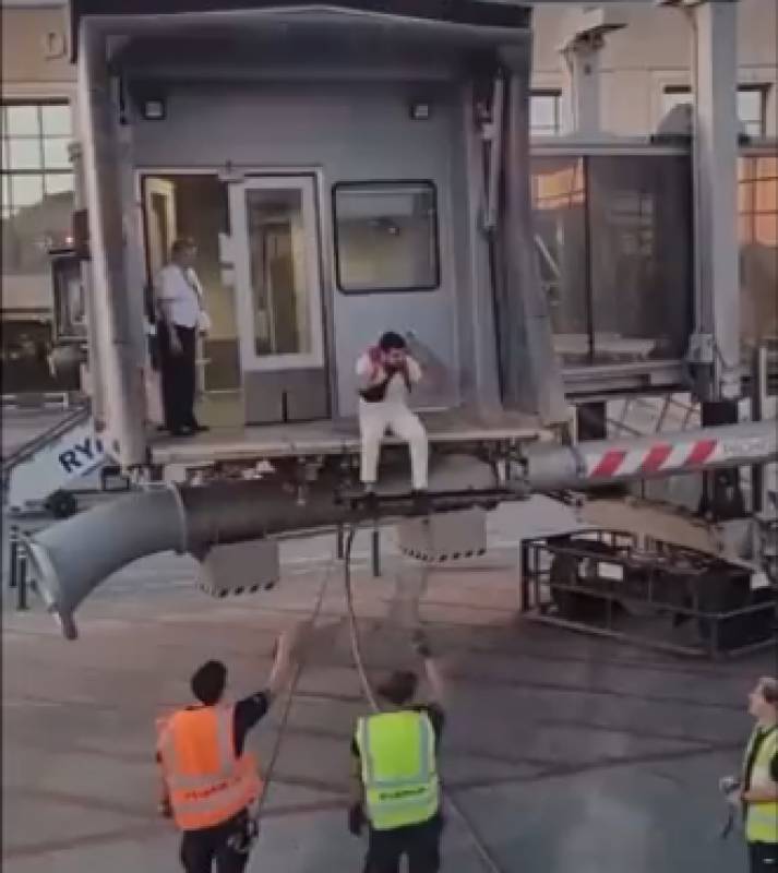 ! Murcia Today - Watch: Ryanair Passenger Falls Off Jet Bridge ...